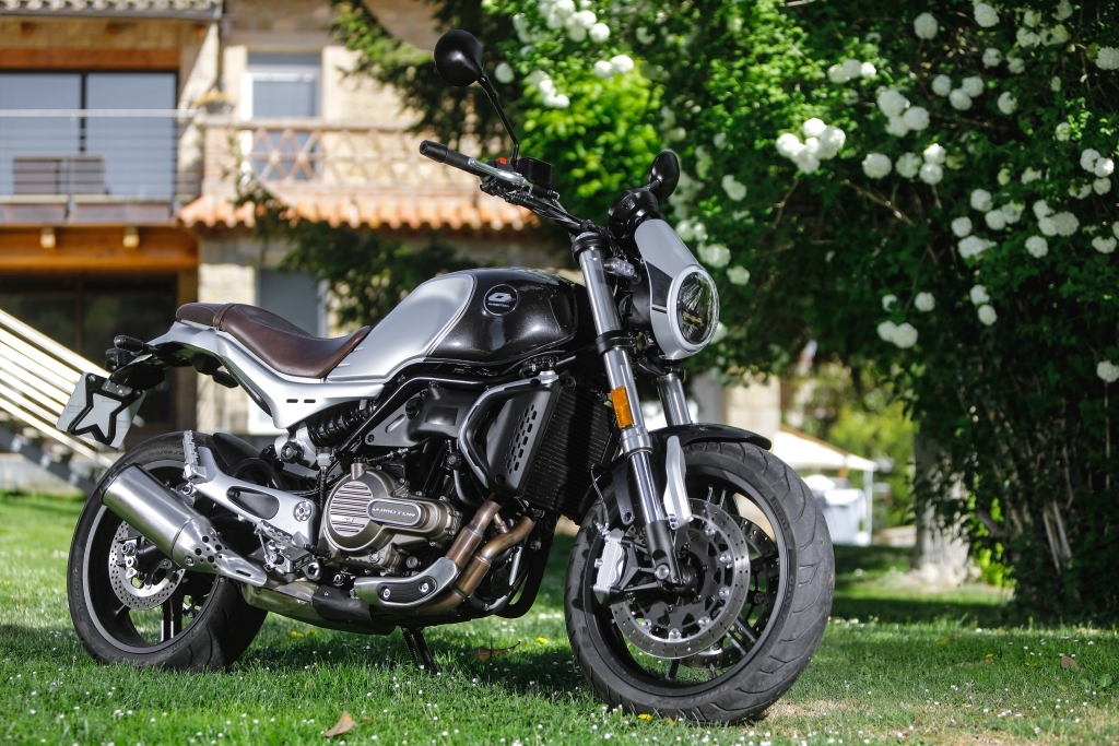 FICHA TÉCNICA QJ SRV 550 - motorADN.com